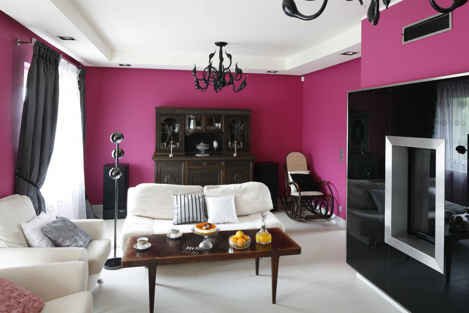 Modne ściany w salonie - najciekawsze pomysły projektantów