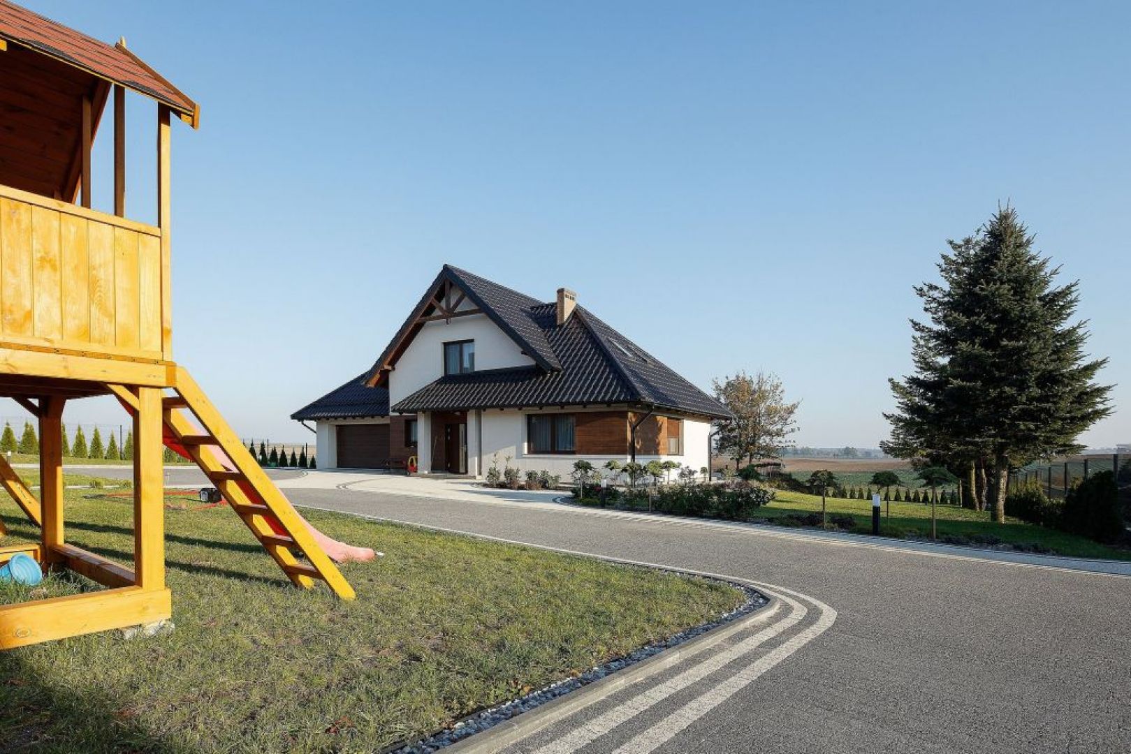 Betonowe płyty. Świetne pomysły na domowy podjazd