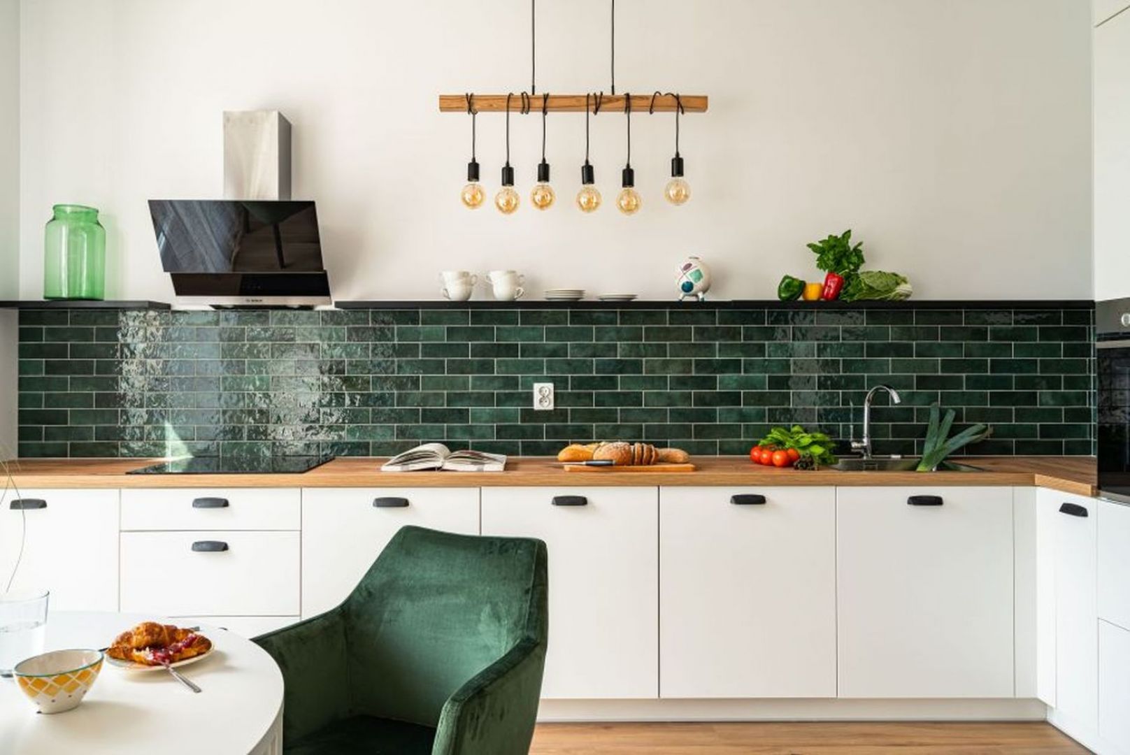 Ściana nad blatem w kuchni. 10 pomysłów na płytki. 20 zdjęć kuchni!