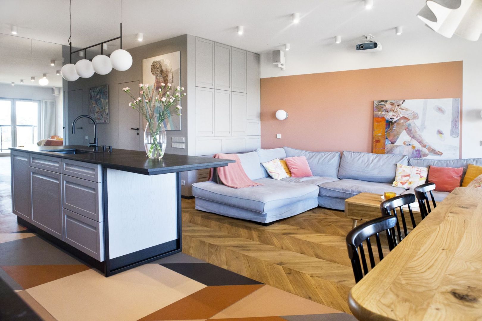 20 pomysłów na podłogę w salonie. Jakie podłogi są teraz modne? Zobacz!