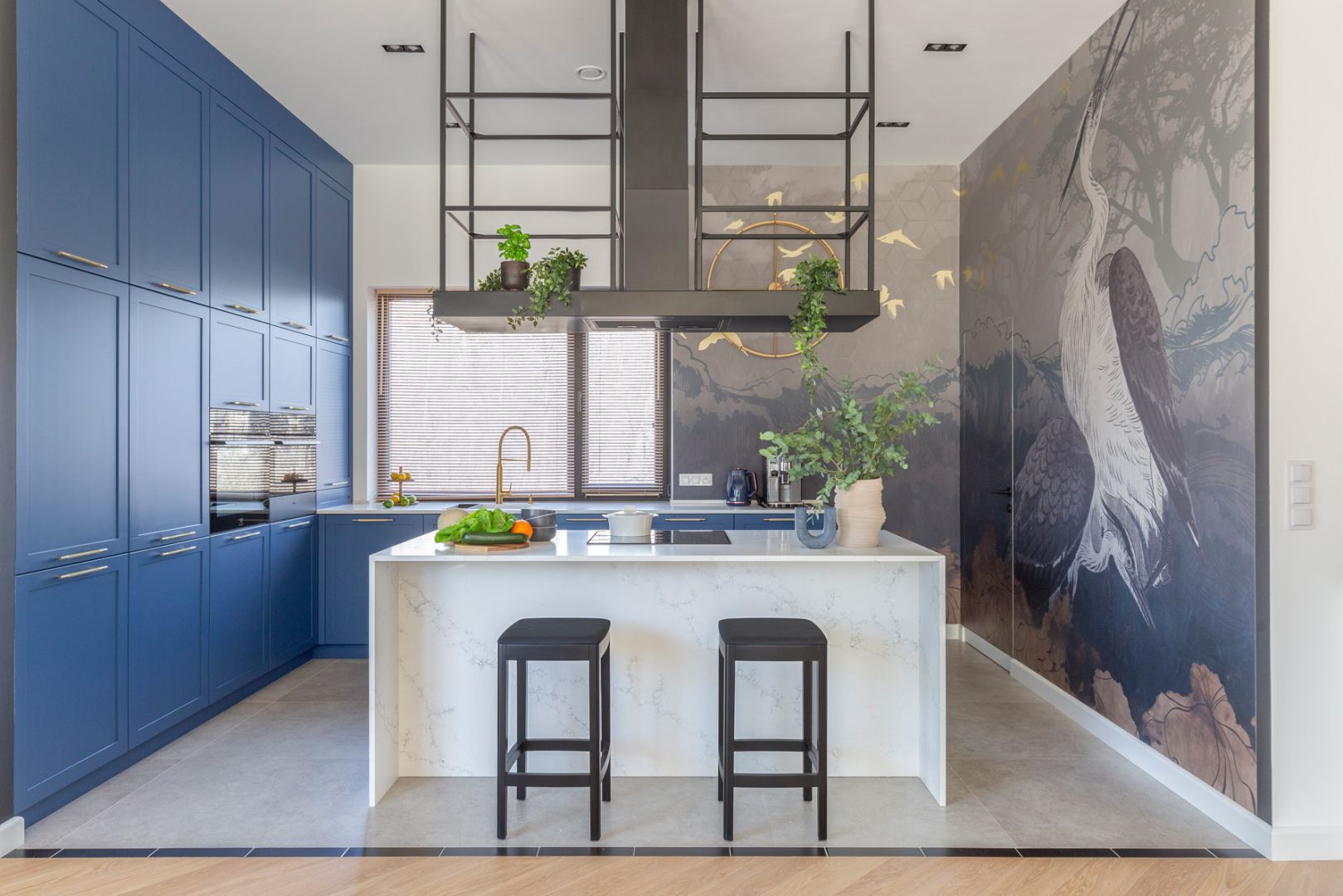 10 stylów wnętrzarskich, które podbijają rok 2025. Od mid-century po ...