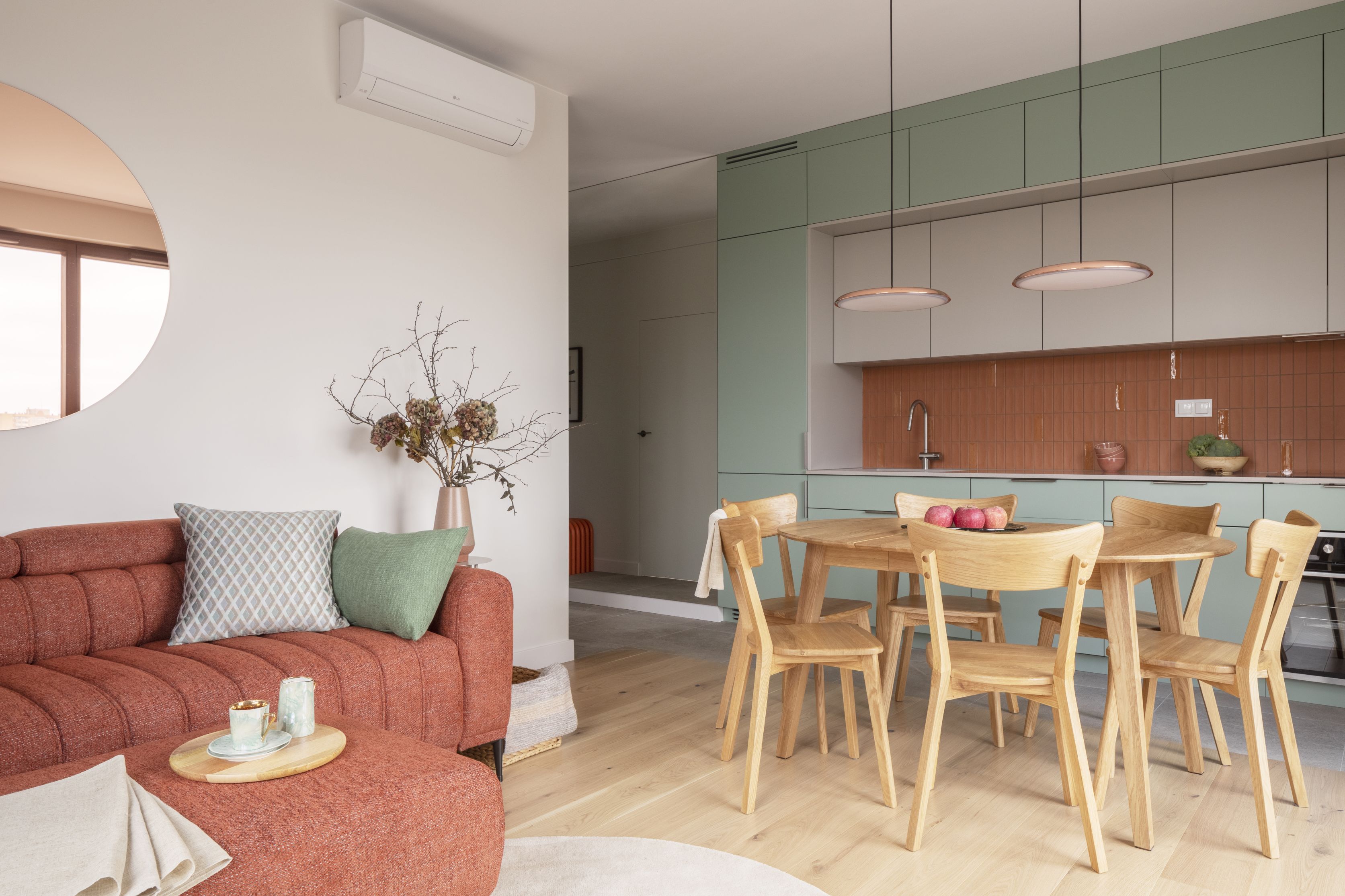Piękny beżowy salon. Architekci podpowiadają: to jest dziś najmodniejsze